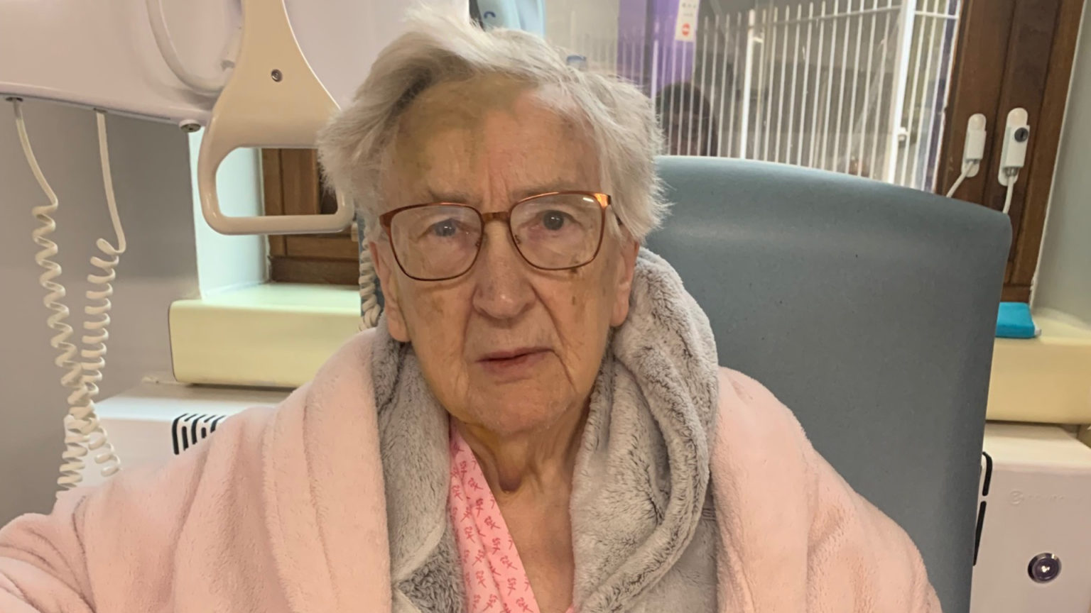 Elderly Woman Waits Over 30 Hours In A Chair At Lincoln Aande